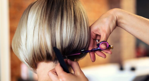 💇‍♀️ La coiffure qui vieillit le plus le visage, selon des coiffeurs
